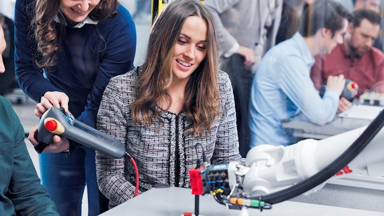 ABB调查显示：全球自动化“教育缺口”或成再工业化进程一大阻碍