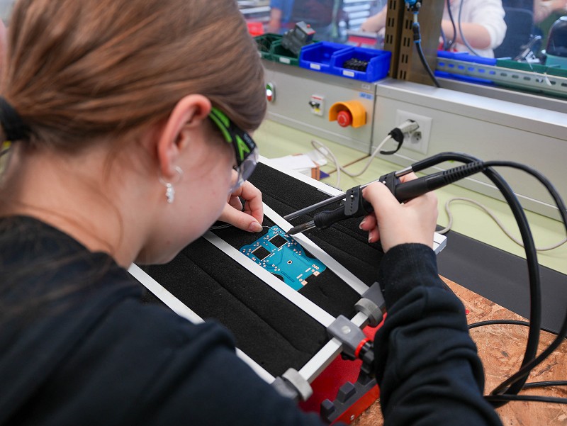 Faszination Technik: Meitli-Technik-Tage bei ABB Schweiz