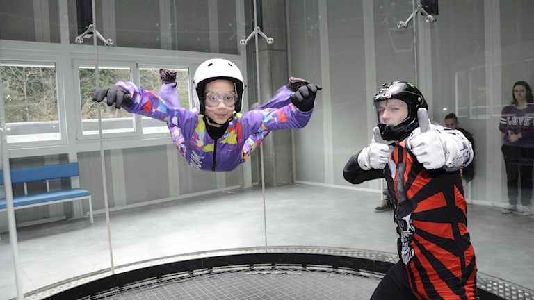Cilvēki lido ABB darbinātajā “AERODIUM” vēja tunelī Saūda Arābijas ...