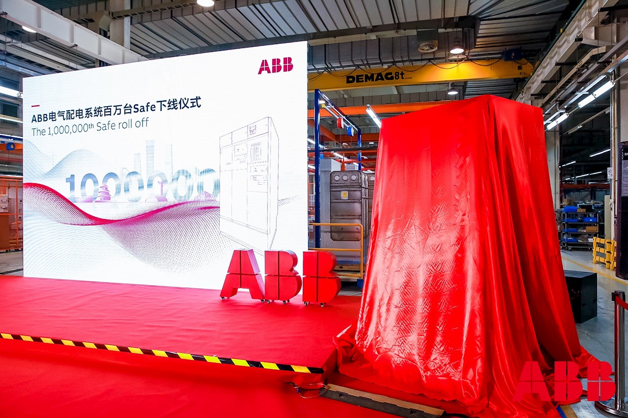 ABB Safe系列开关柜在华第一百万台下线，赋能新能源高质量发展